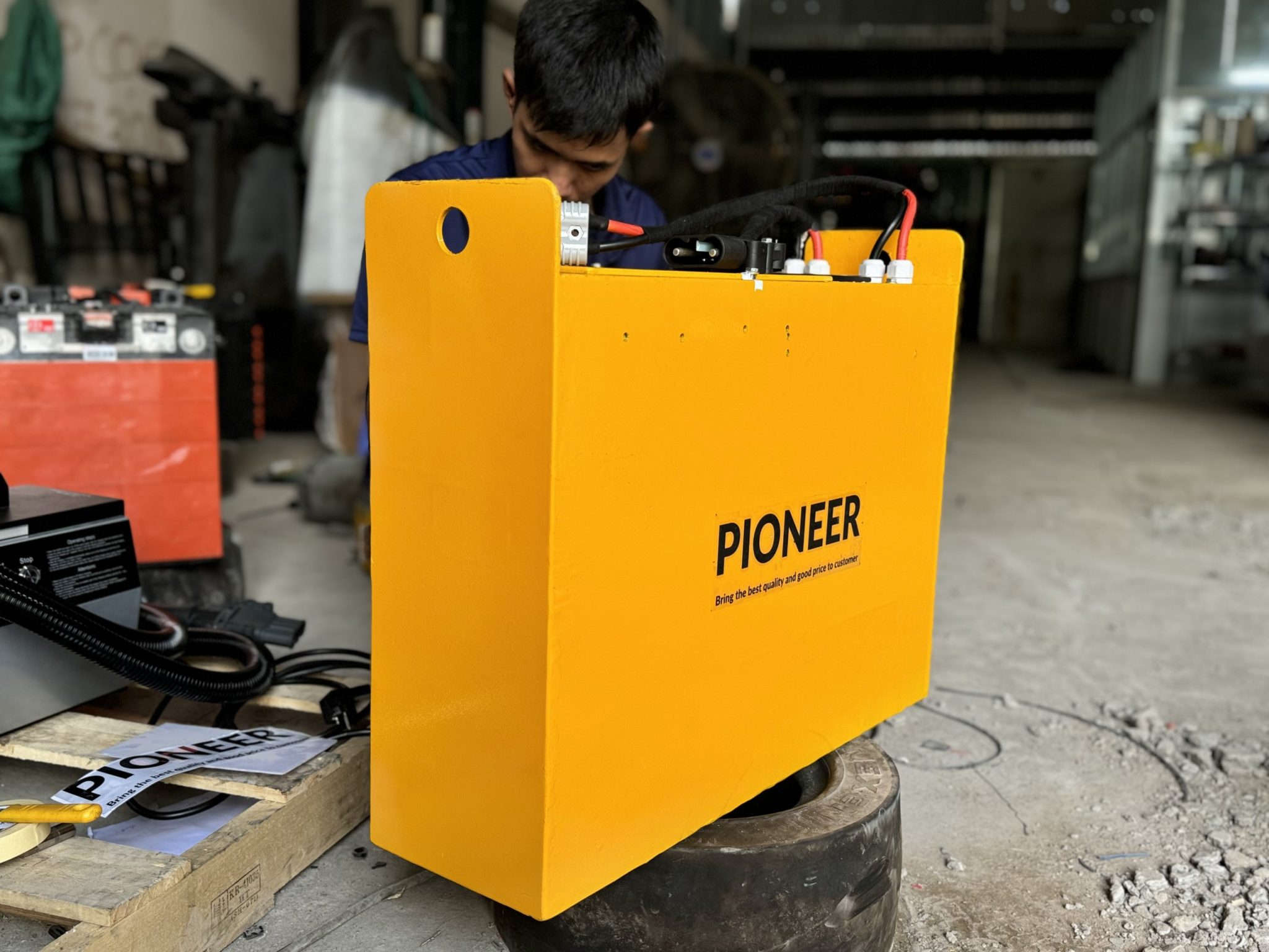 Pin Lithium xe nâng điện 24V 200Ah-280Ah bảo hành 6 năm - 12000 giờ